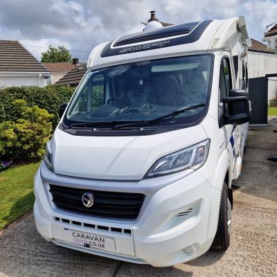 2019 SWIFT ESCAPE COMPACT C402 2-BERTH - 4 BELTS - SELF-LEVELLING - LOVELY