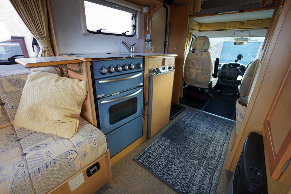 2004 Compass Avantgarde 200, 4-Berth, 4-Seat-belts, End U-shaped Lounge ...
