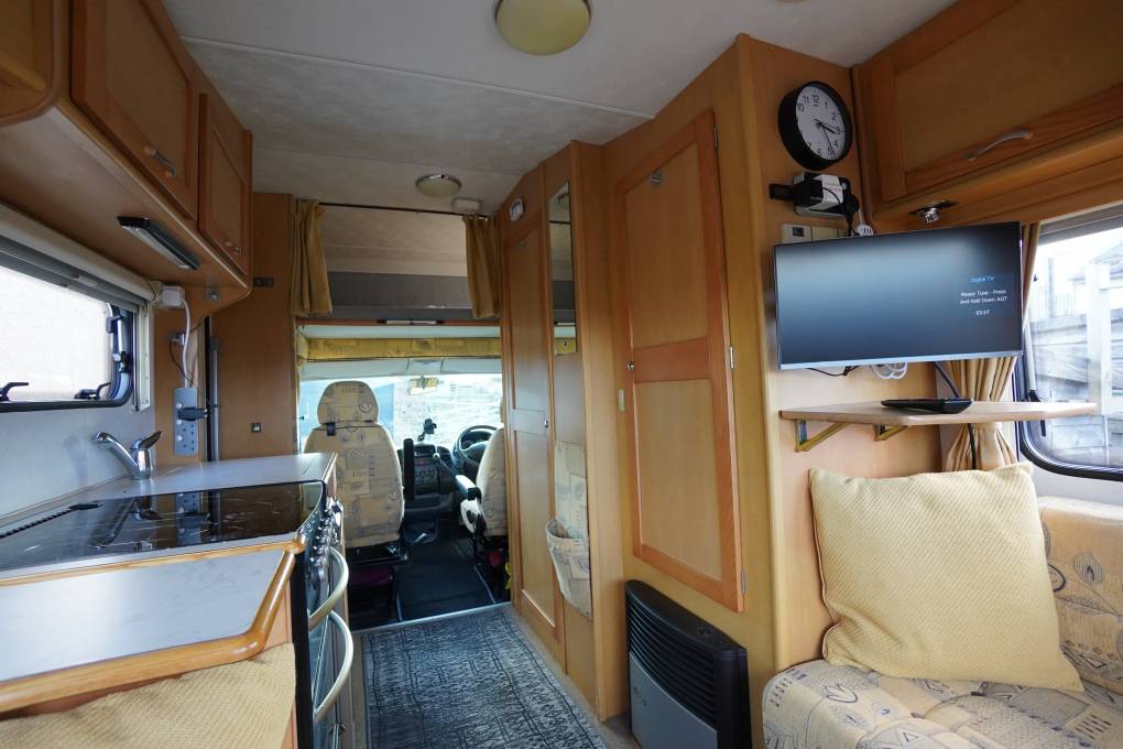 2004 Compass Avantgarde 200, 4-Berth, 4-Seat-belts, End U-shaped Lounge ...