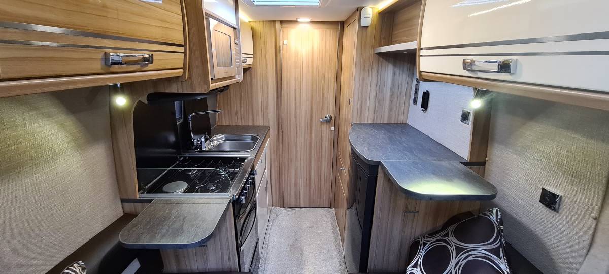 Lunar Landstar EWS - 2017 - AUTOMATIC - 2 Berth - End Washroom - FOR SALE