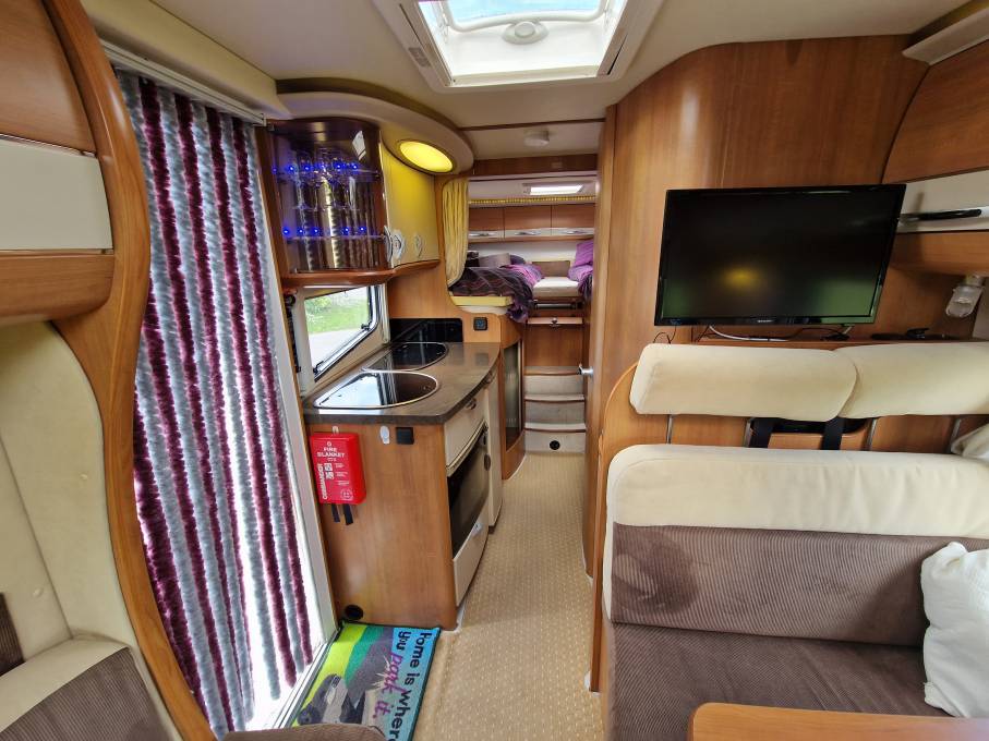 2011 HOBBY VAN EXCLUSIVE DL500 - FIXED BEDS - LOW MILES - CLEAN VAN