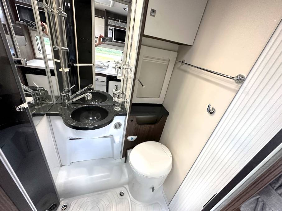 BENIMAR MILEO 201 AUTOMATIC 2 BERTH TRANSVERSE OVER BED Motorhome for Sale