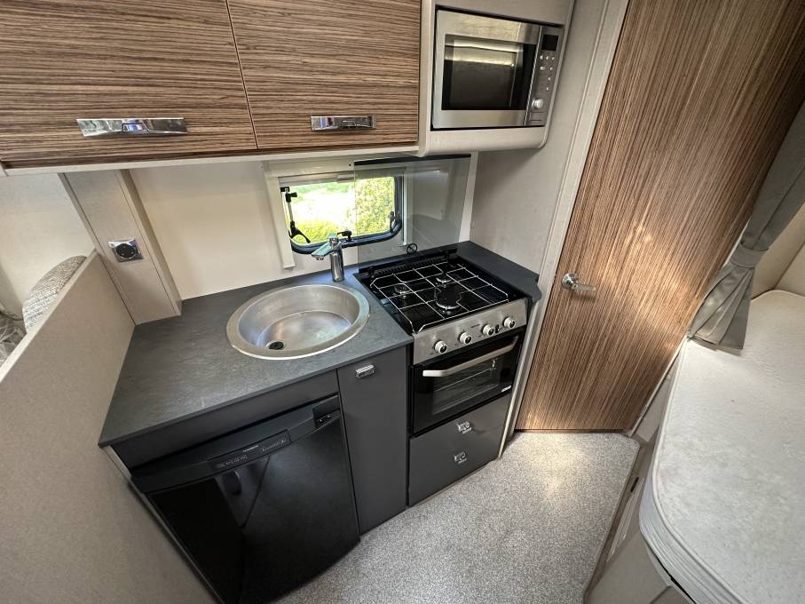 SWIFT EDGE 464 - 4 BERTH MOTORHOME - FOR SALE