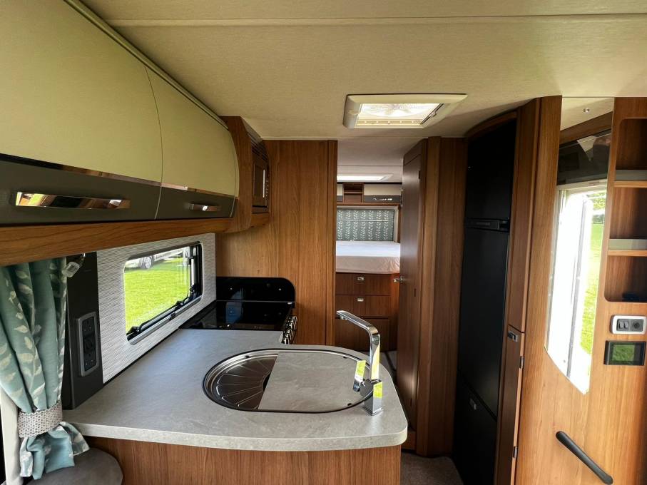 Auto-Trail Frontier Delaware 2019 Semi-Automatic Island Bed Motorhome ...