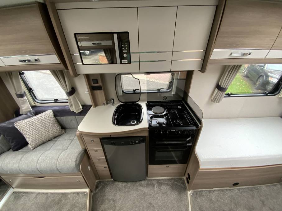 Compass Kensington 185 Avantgarde 4 Seatbelt, 4 Berth Single Bed Motorhome