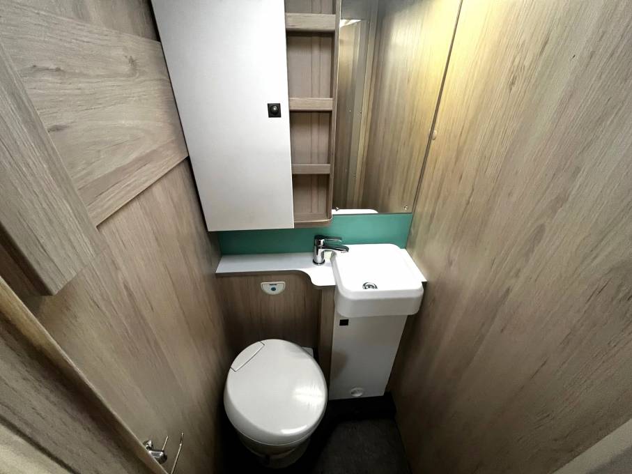 Autotrail F-Line F74 - 6 berth - 4 belts - island bed - motorhome for sale