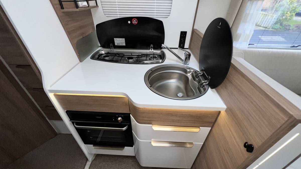 Pilote 726P Essential, 4 berth, 4 belts, fixed bed, motorhome for sale