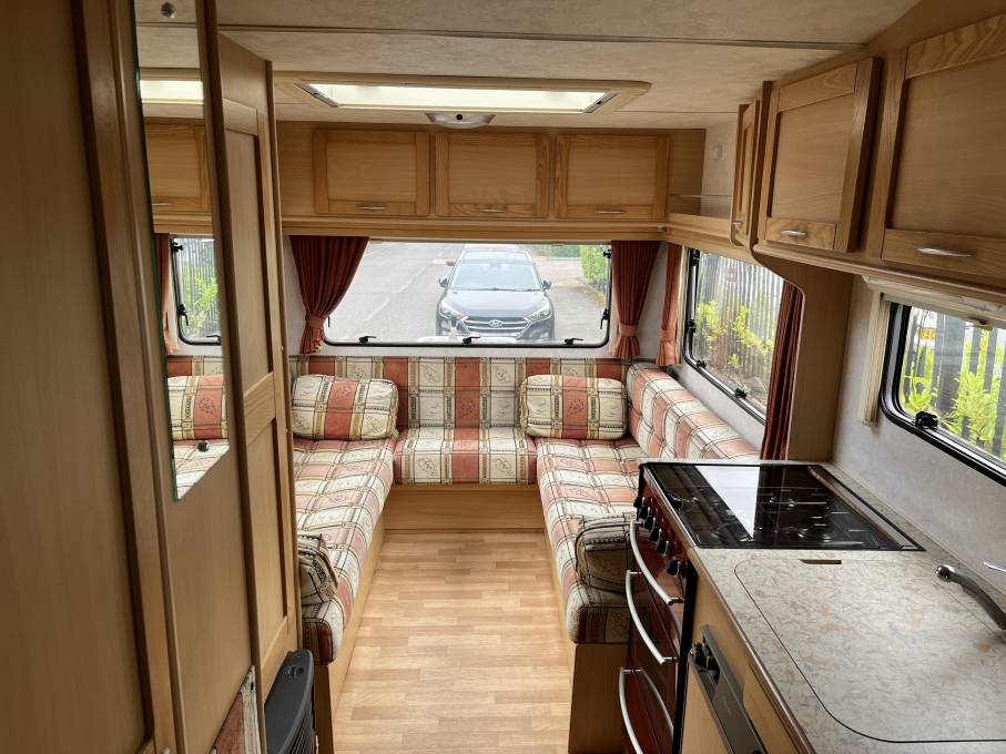 Compass Avatgarde 400 | 4-berth | U-shaped End Lounge | 3200kg