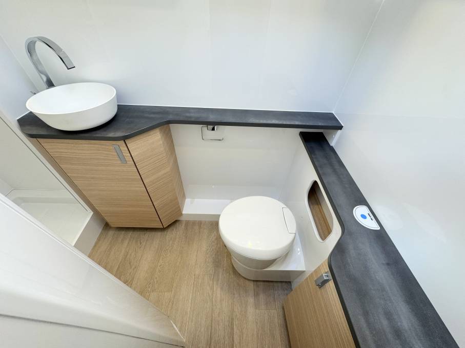 Hobby Optima Deluxe T70F - 4 Berth - 4 belts - fixed bed - Motorhome ...