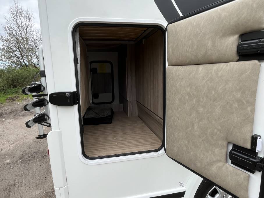 Benimar Tessoro T413, Elec Drop Down Bed, Auto Leveling System, Garage