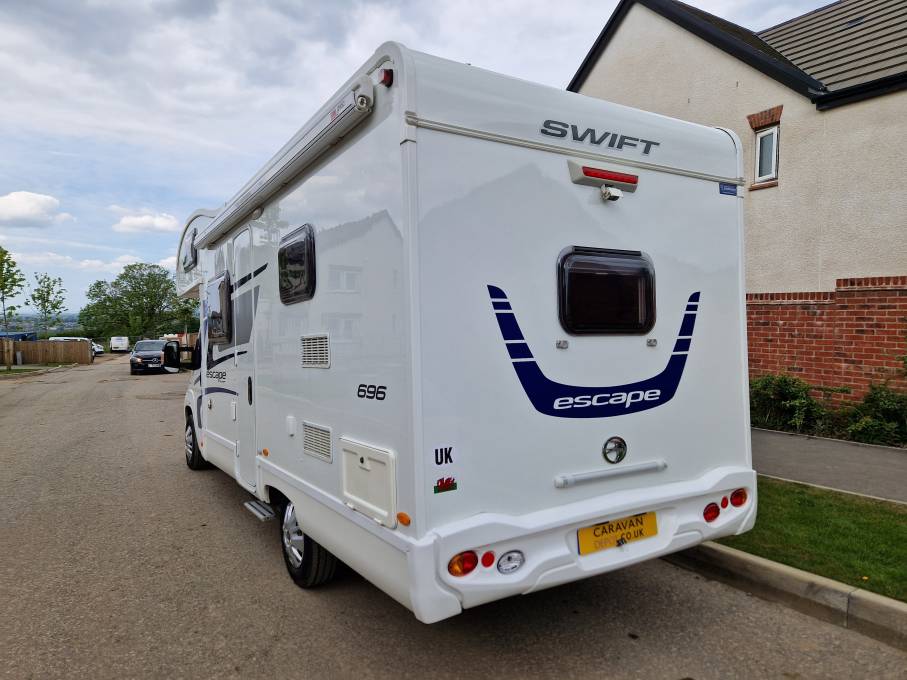 2015 SWIFT ESCAPE 696 6-BERTH - 5-BELT - HABCHECK - VERY CLEAN VAN
