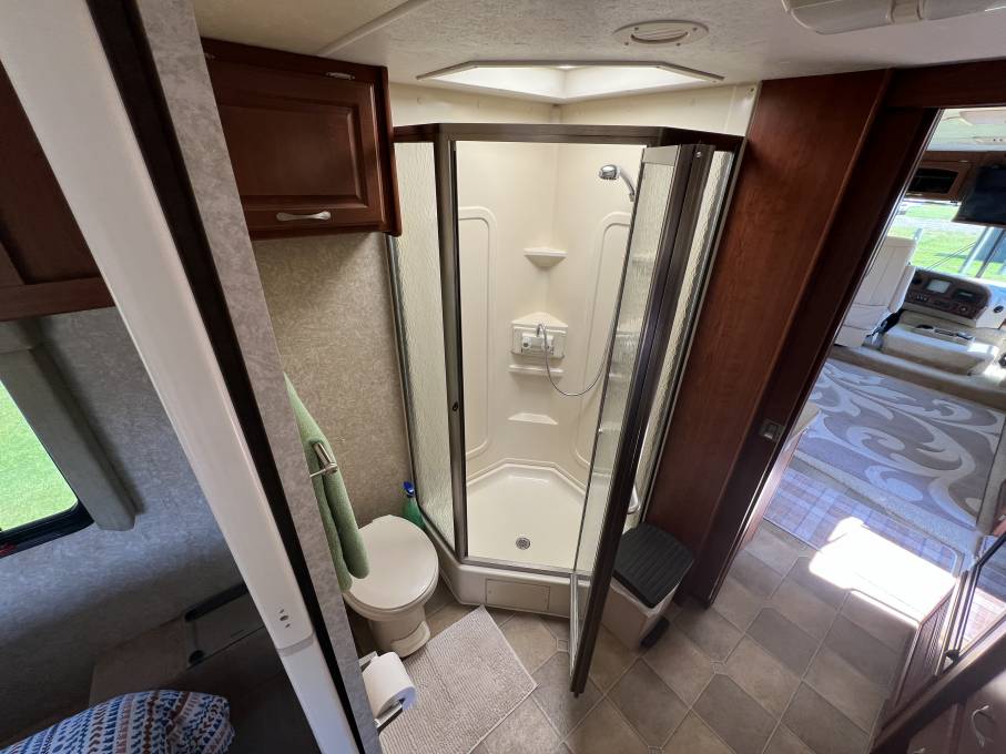 Four Winds Hurricane 31D , 2006, 6 berth rear bedroom RV for sale