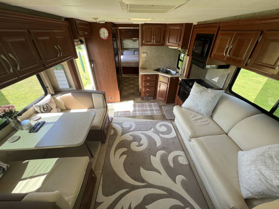 Four Winds Hurricane 31D , 2006, 6 berth rear bedroom RV for sale