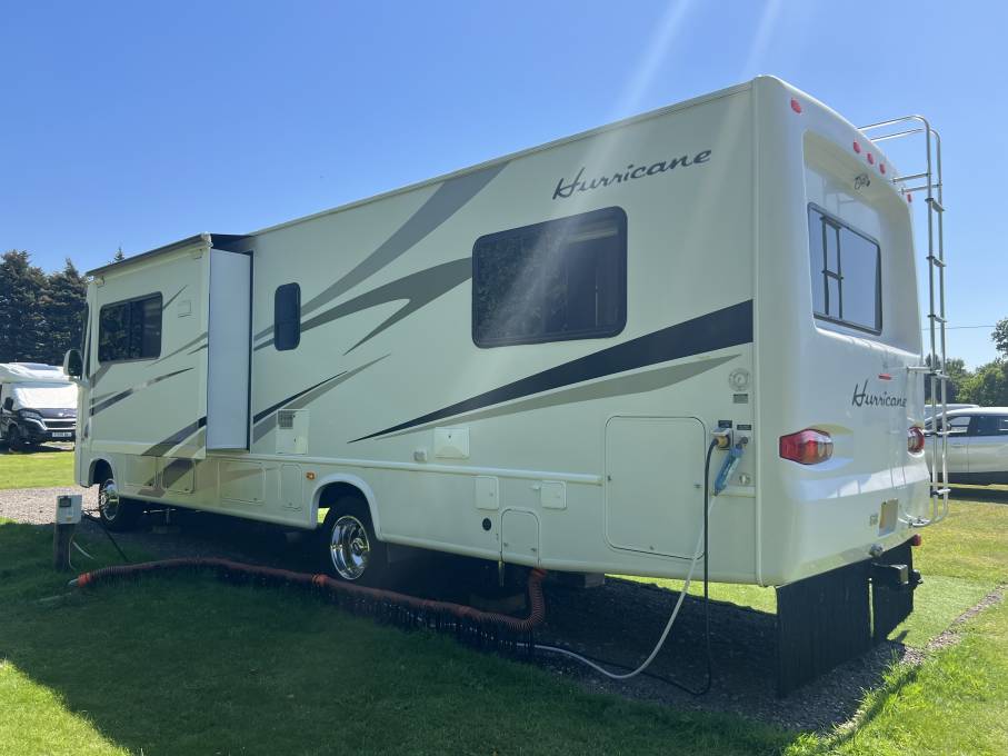 Four Winds Hurricane 31D , 2006, 6 berth rear bedroom RV for sale