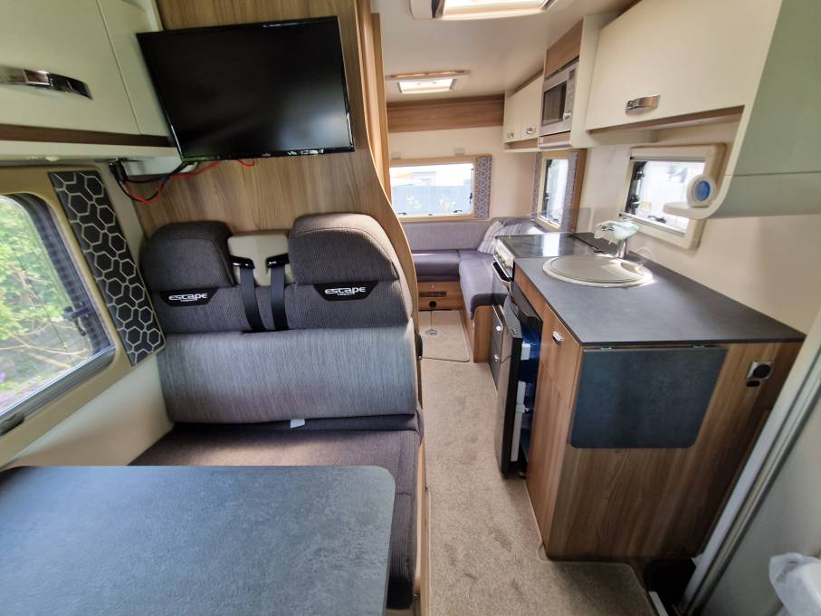2019 SWIFT ESCAPE COMPACT C402 2-BERTH - 4 BELTS - SELF-LEVELLING - LOVELY