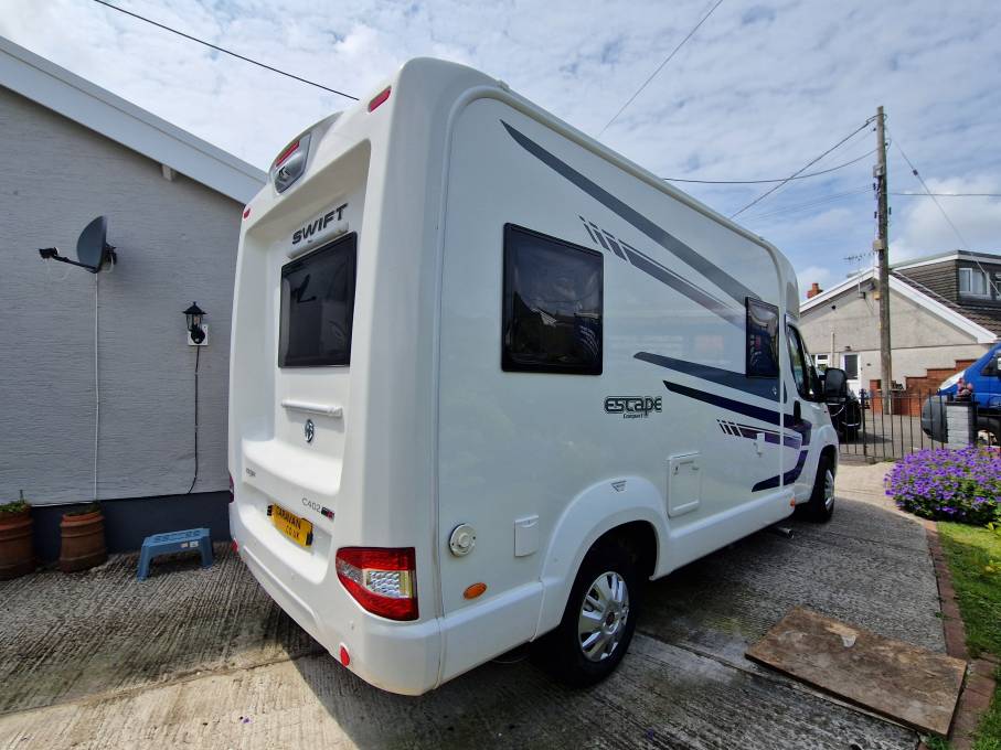2019 SWIFT ESCAPE COMPACT C402 2-BERTH - 4 BELTS - SELF-LEVELLING - LOVELY
