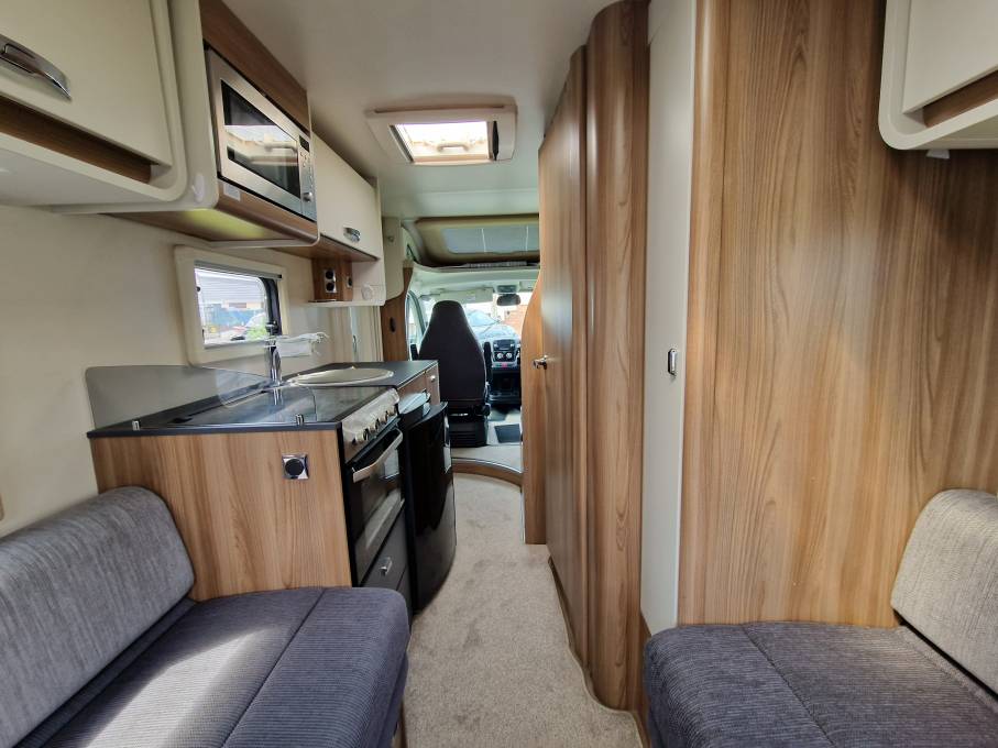 2019 SWIFT ESCAPE COMPACT C402 2-BERTH - 4 BELTS - SELF-LEVELLING - LOVELY