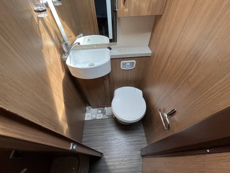 Autotrail Mohawk, Fixed Rear Bed, Large Garage, Refil Gas, Solar