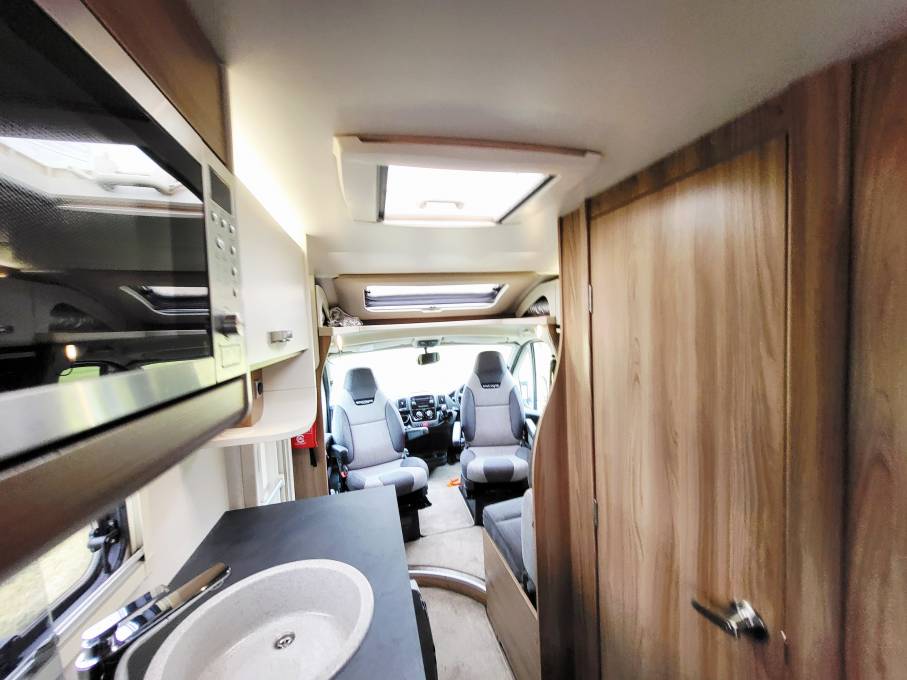 Swift Escape C404 Compact motorhome 2019 9k 4/5 berth 4 belts 3300kgs