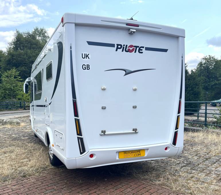 2017 Pilote G650L with rear washroom. Drop down bed. 4 berth/belts.