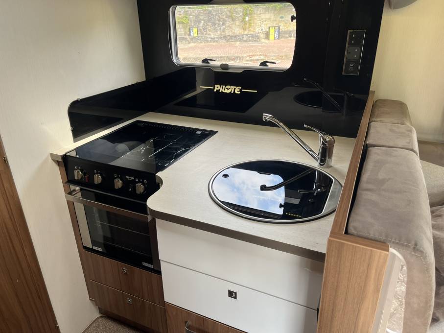 2017 Pilote G650L with rear washroom. Drop down bed. 4 berth/belts.