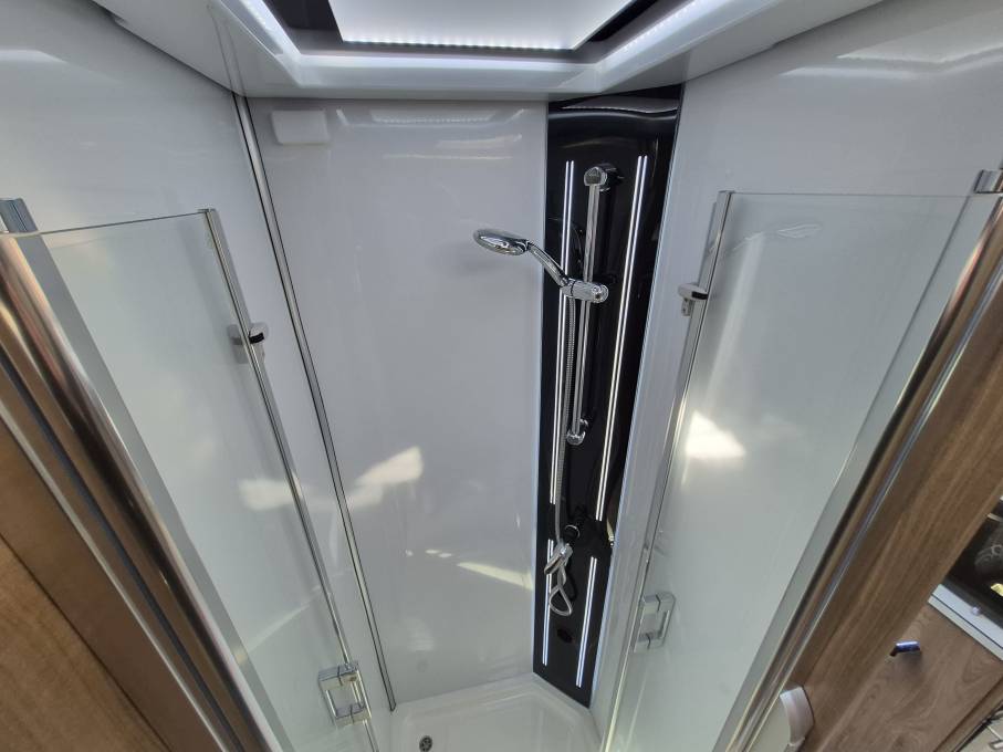 2020 Frankia A680 Plus, End lounge, FSH, Solar, 1 Owner