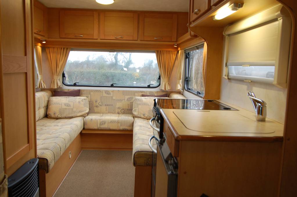 2004 Compass Avantgarde 400 rear lounge motorhome, excellent