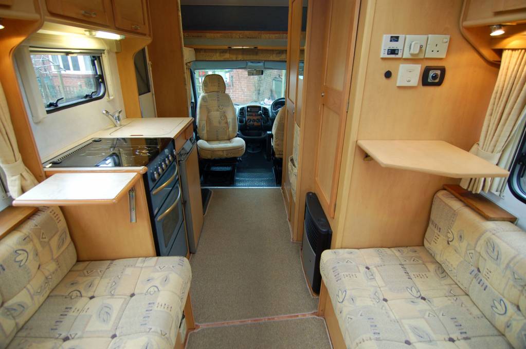 2004 Compass Avantgarde 400 rear lounge motorhome, excellent