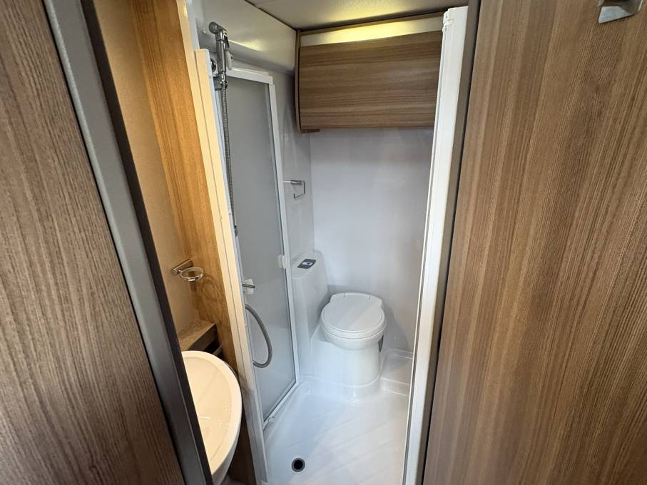 Swift Bessacarr 562 self levellers fixed rear bed 4 berth 2 belt centre ...