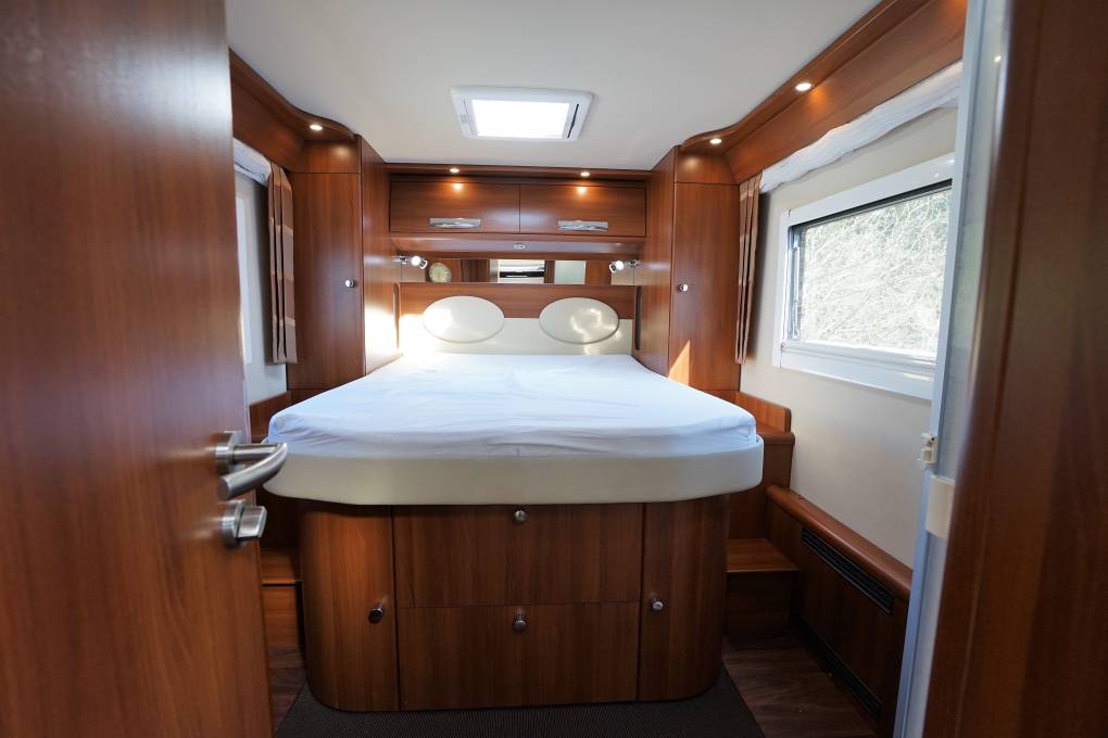 Carthago Chic S Plus 52 3.5 tonne towing capcity. Iveco Daily 50C high ...