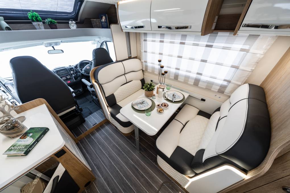 2021 Roller Team Auto Roller 747 Automatic 6 Berh Rear U Shape Lounge ...