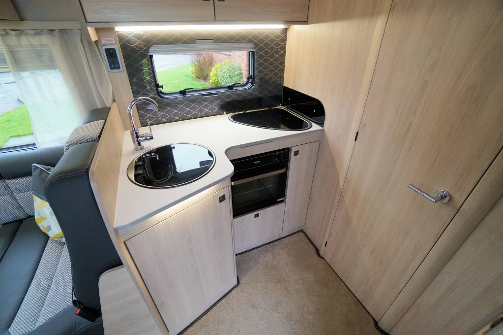 Auto-Trail Tribute F60, Automatic, 4-Berth, 4-Seatbelts, Electric Drop ...