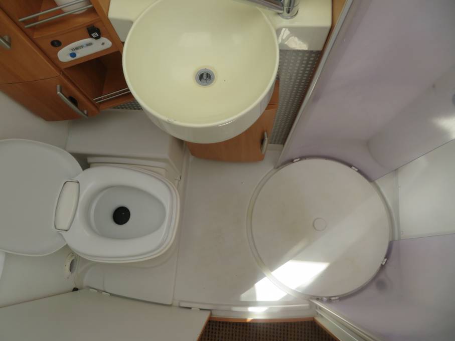 Hymer B774, 4 Berth, 5 Travelling seats, Tag Axle Drop Down Bed