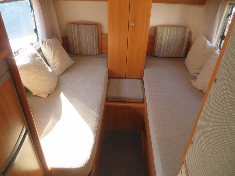 Hymer B774, 4 Berth, 5 Travelling seats, Tag Axle Drop Down Bed