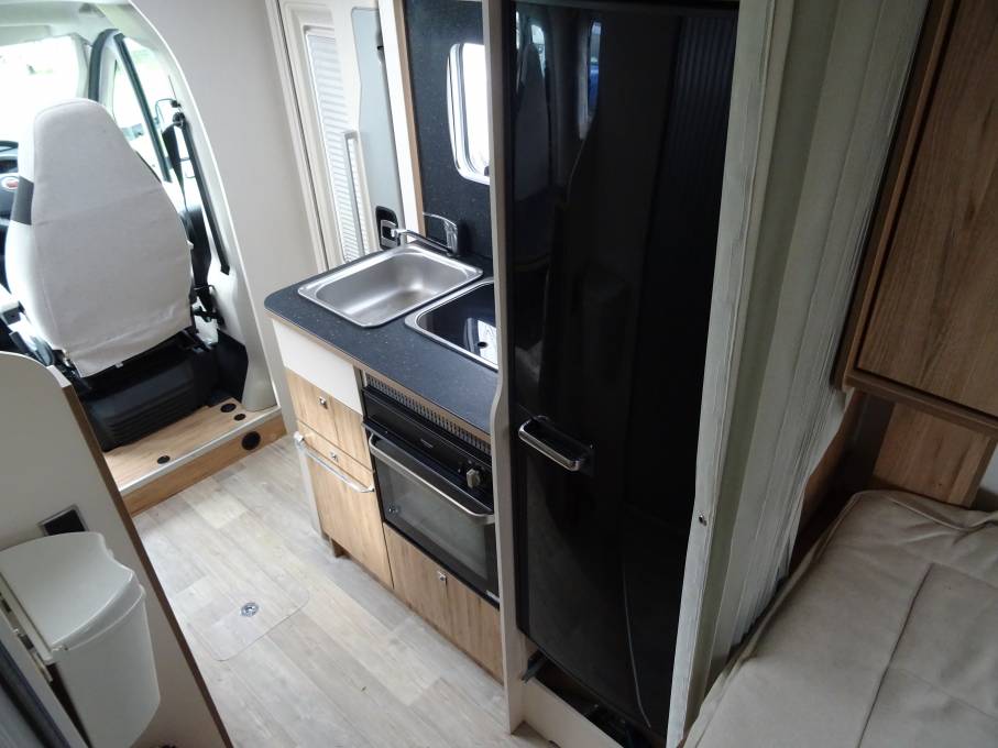Pilote P650GJ 3 Berth 4 Travel Seat Rear Fixed Twin Bed Motorhome ...