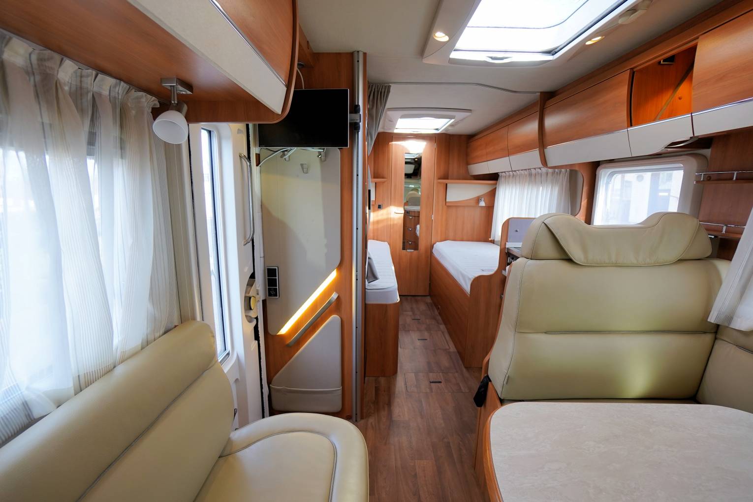 Hymer T 668 SL, Automatic, 4-Berth, 4-Seatbelts, Fixed Single Beds, Rear Washroom, Motorhome for ...